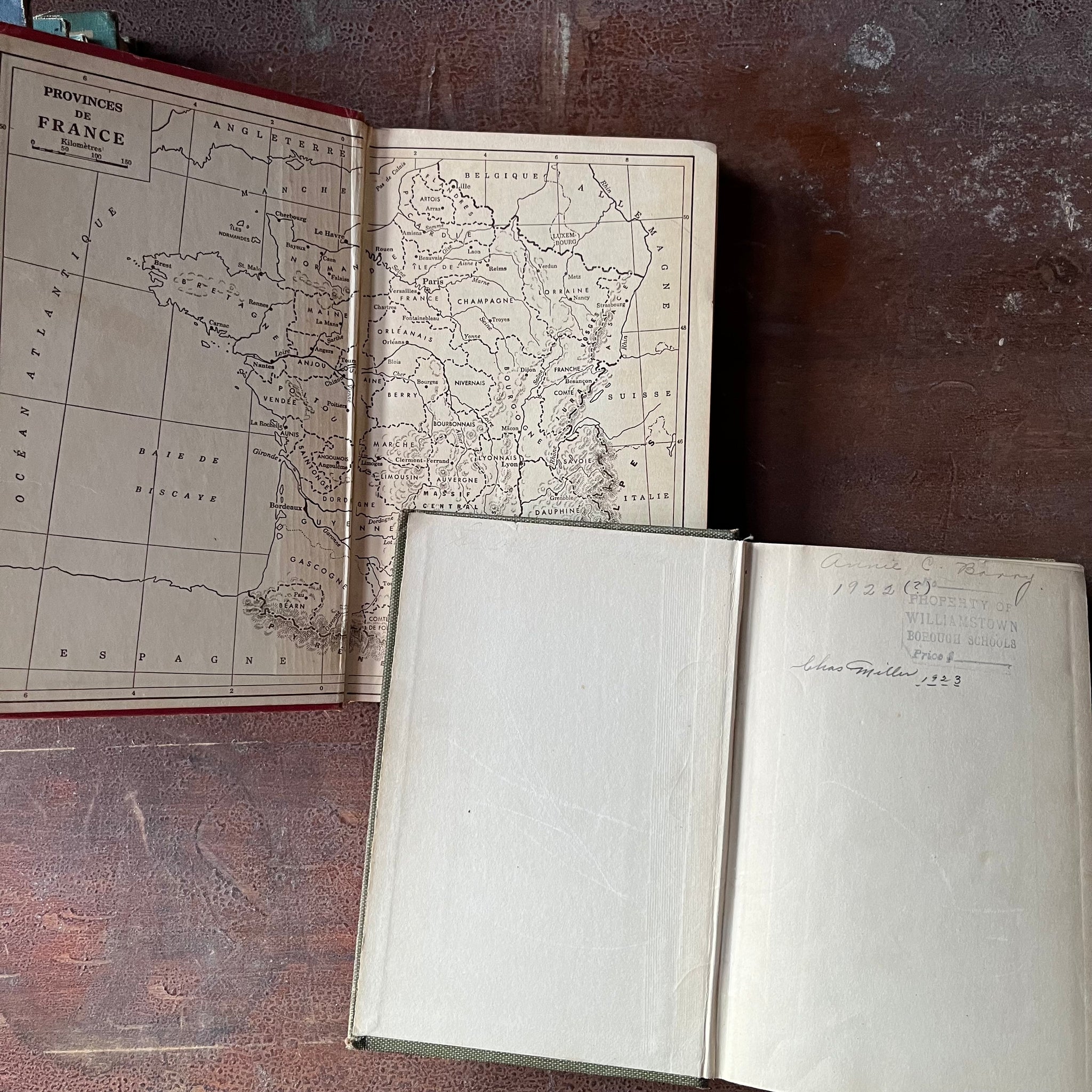 Vintage French Book Stack - Set of Five - Learn French - Log Cabin Vintage